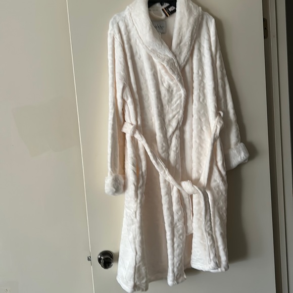 Nicole Miller | Intimates & Sleepwear | Nicole Miller Robe Plush | Poshmark